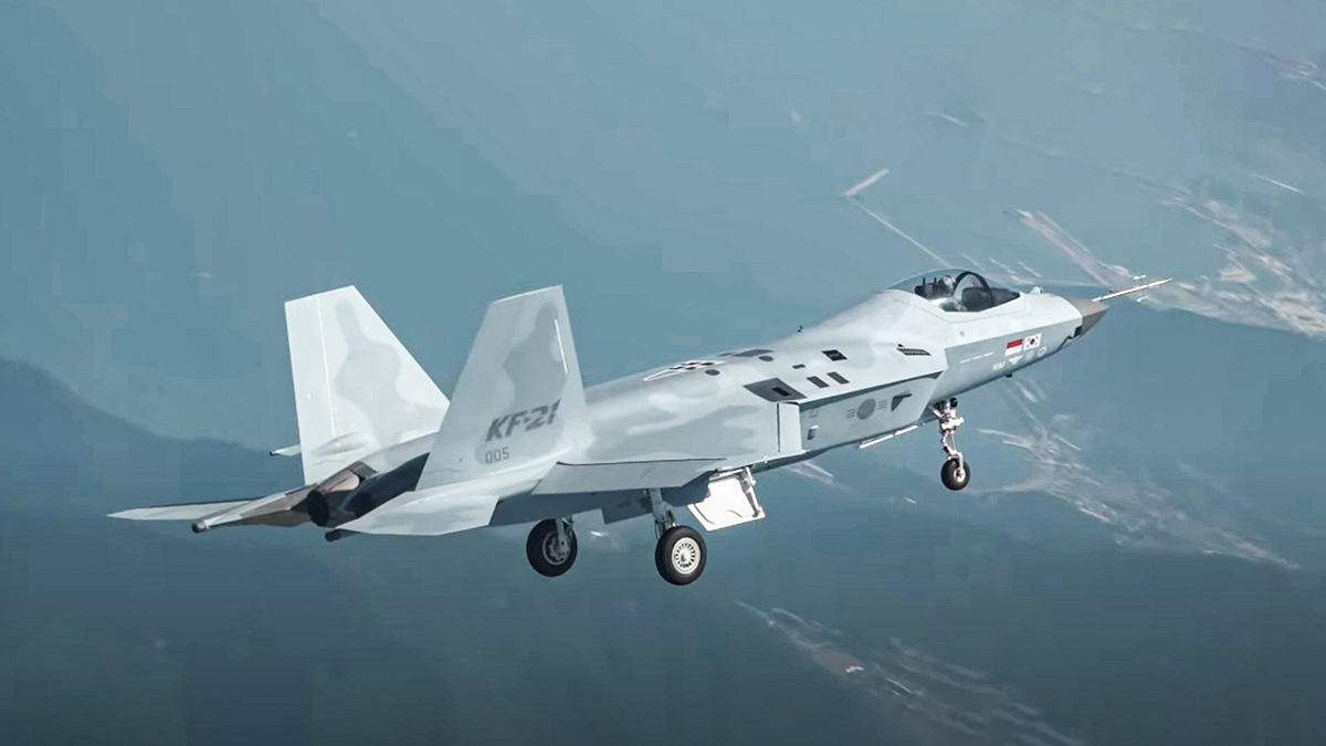 공군 신규사업 소식 - KF-21 전투기 조종석에서 쫓겨난 인니 조종사...시제5호기 최초 비행 성공