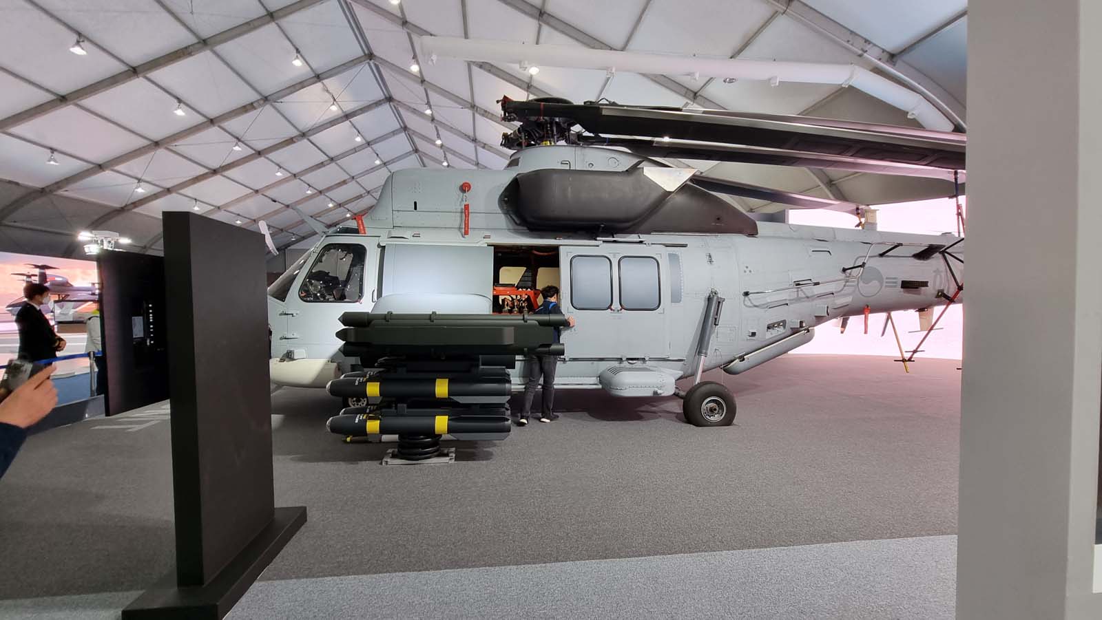 전시 · 세미나 - ADEX 21에 전시된 MUMT 포드 장착 마린온 무장형 공격헬기