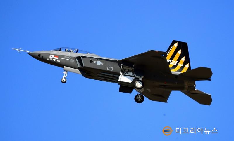국방뉴스 - [단독]KF-21 복좌형 4호기 첫 비행 성공리에 마쳐...전자전과 무인기 필수 복좌기