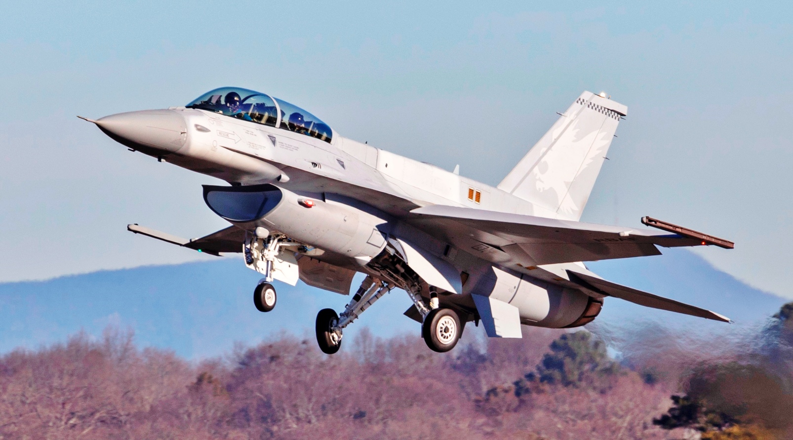 국제뉴스 - 바레인 공군, 첫번째 F-16 Block 70 시험비행위해 Edwards AFB 도착 전투기