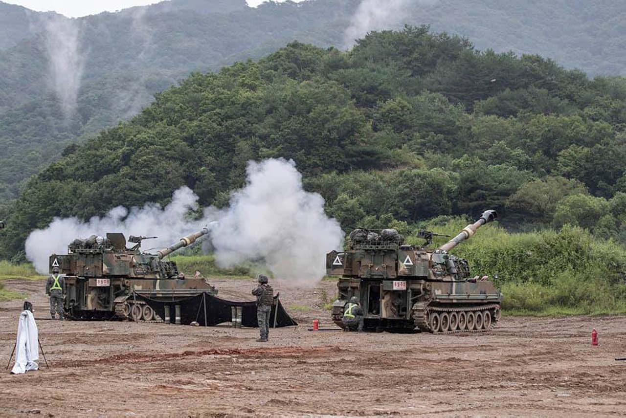 ROK 육군 - [사진 17장] K-9과 함께 포병부대의 양대 주력 화포인 K55A1 출동…비가 와도 화력대비태세는 멈추지 않는다!