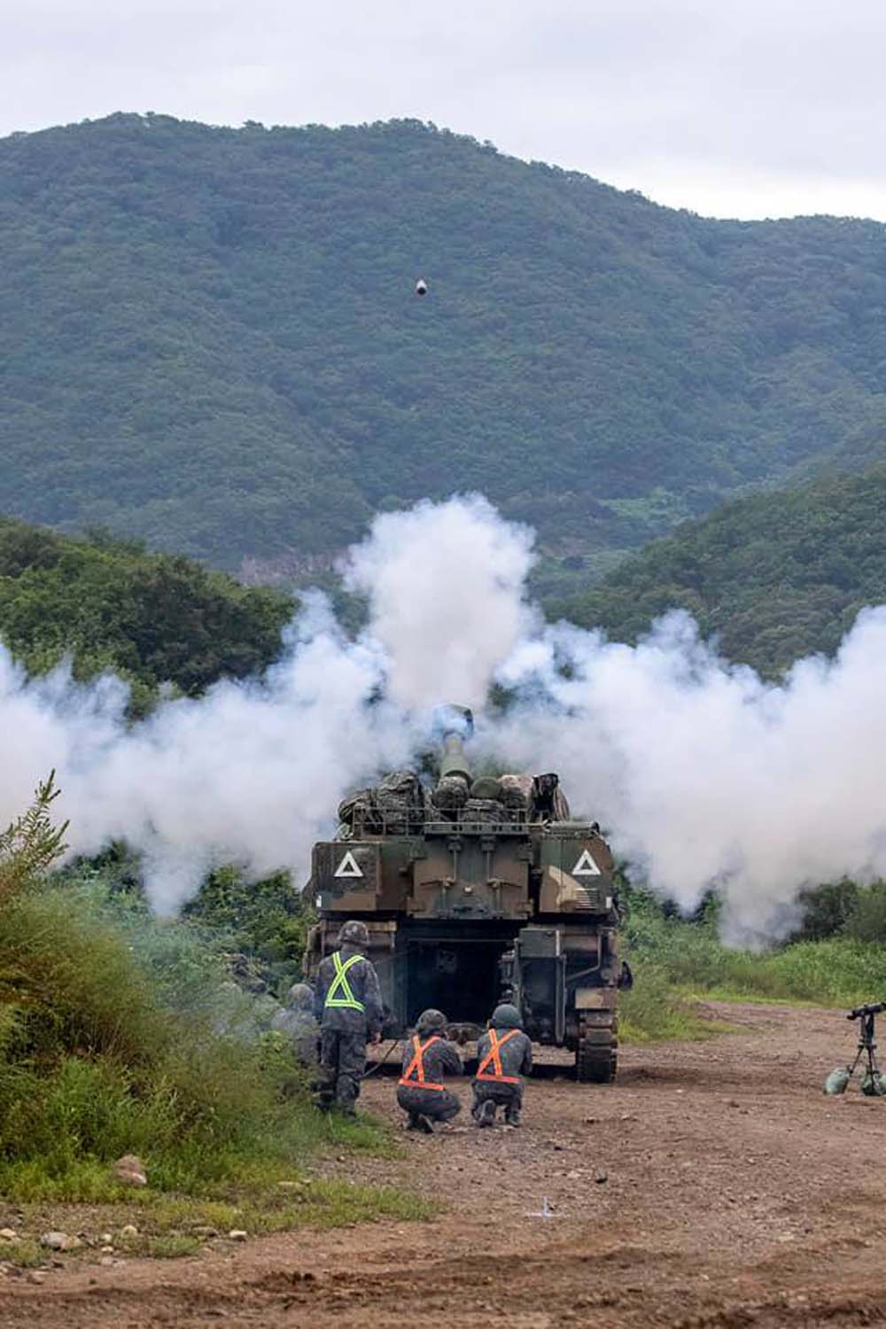 ROK 육군 - [사진 17장] K-9과 함께 포병부대의 양대 주력 화포인 K55A1 출동…비가 와도 화력대비태세는 멈추지 않는다!