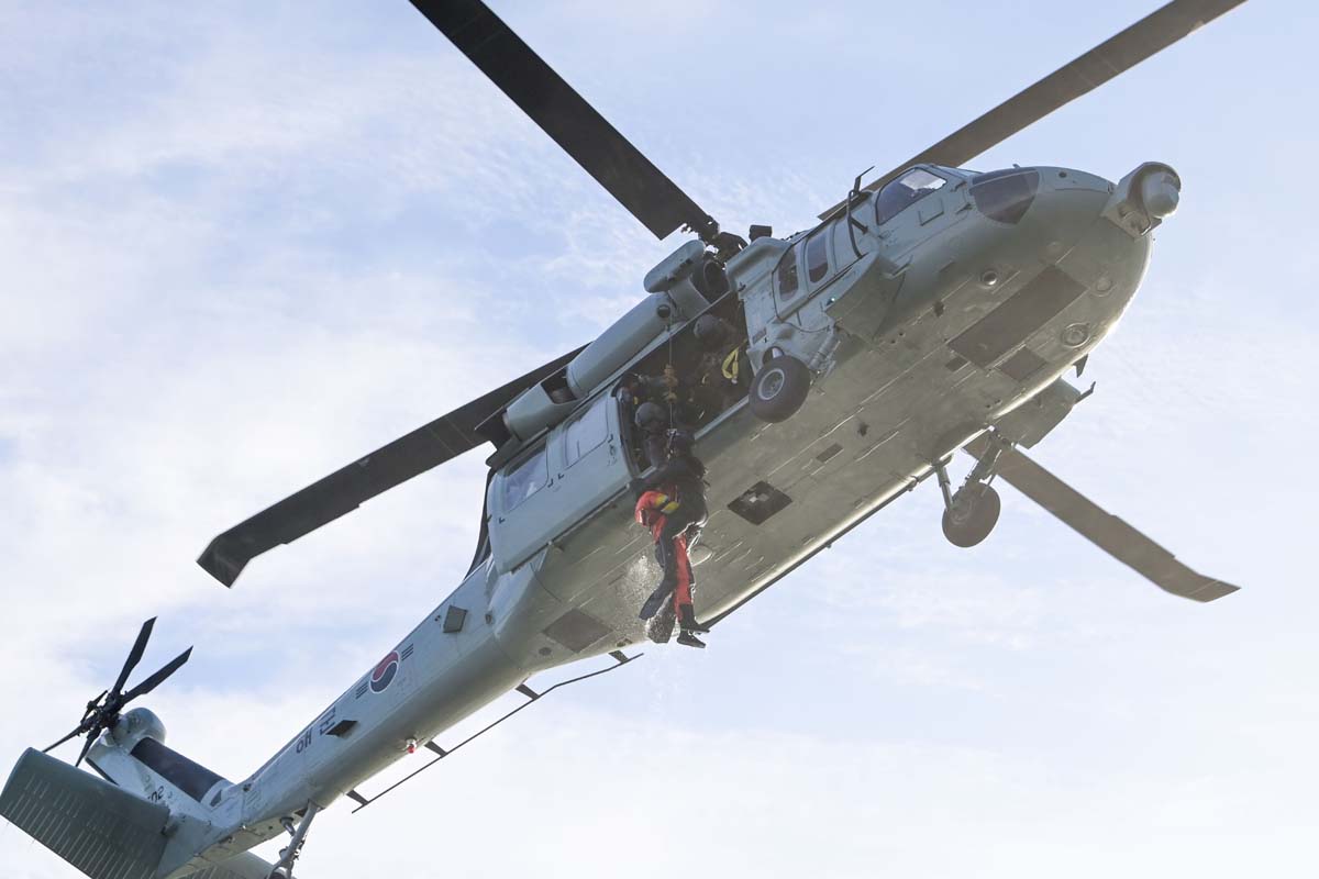 ROK 해군 - [사진] 해군 특수전단 해난구조전대, 해난구조전대와 63해상항공전대가 협동으로 항공구조