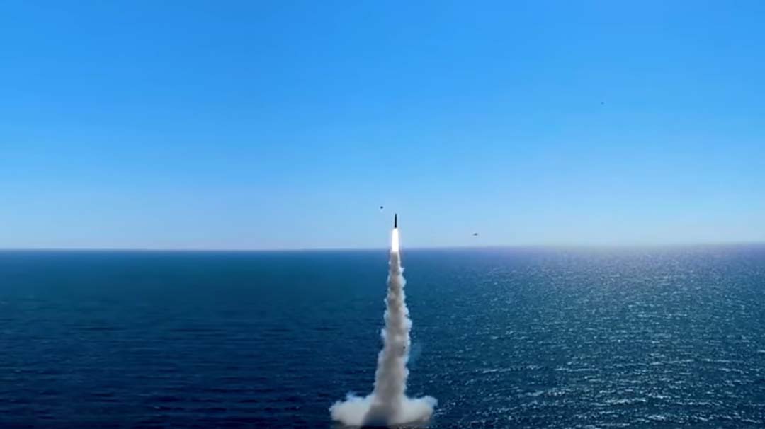 ROK 해군 - [사진] SLBM 발사 역사적 순간 포착, 78기 SLBM 운용, 적대 강국 턱밑을 노리는 도산안창호함
