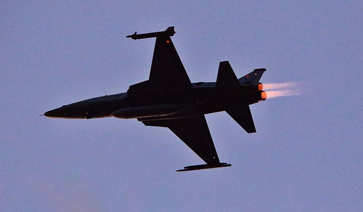 ROK 공군 - 야간비행을 위해 A/B를 가동하며 이륙하는 KF-5E 제공호 전투기 전투기