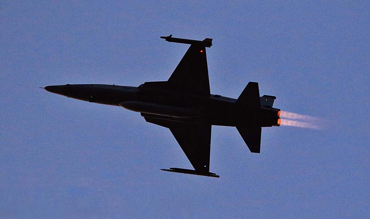 ROK 공군 - 야간비행을 위해 A/B를 가동하며 이륙하는 KF-5E 제공호 전투기 전투기