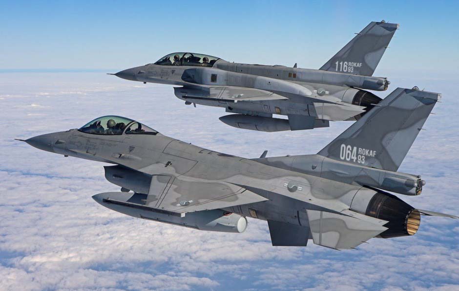 ROK 공군 - KF-16은 대한민국 공군의 주력 F-16 전투기이다.