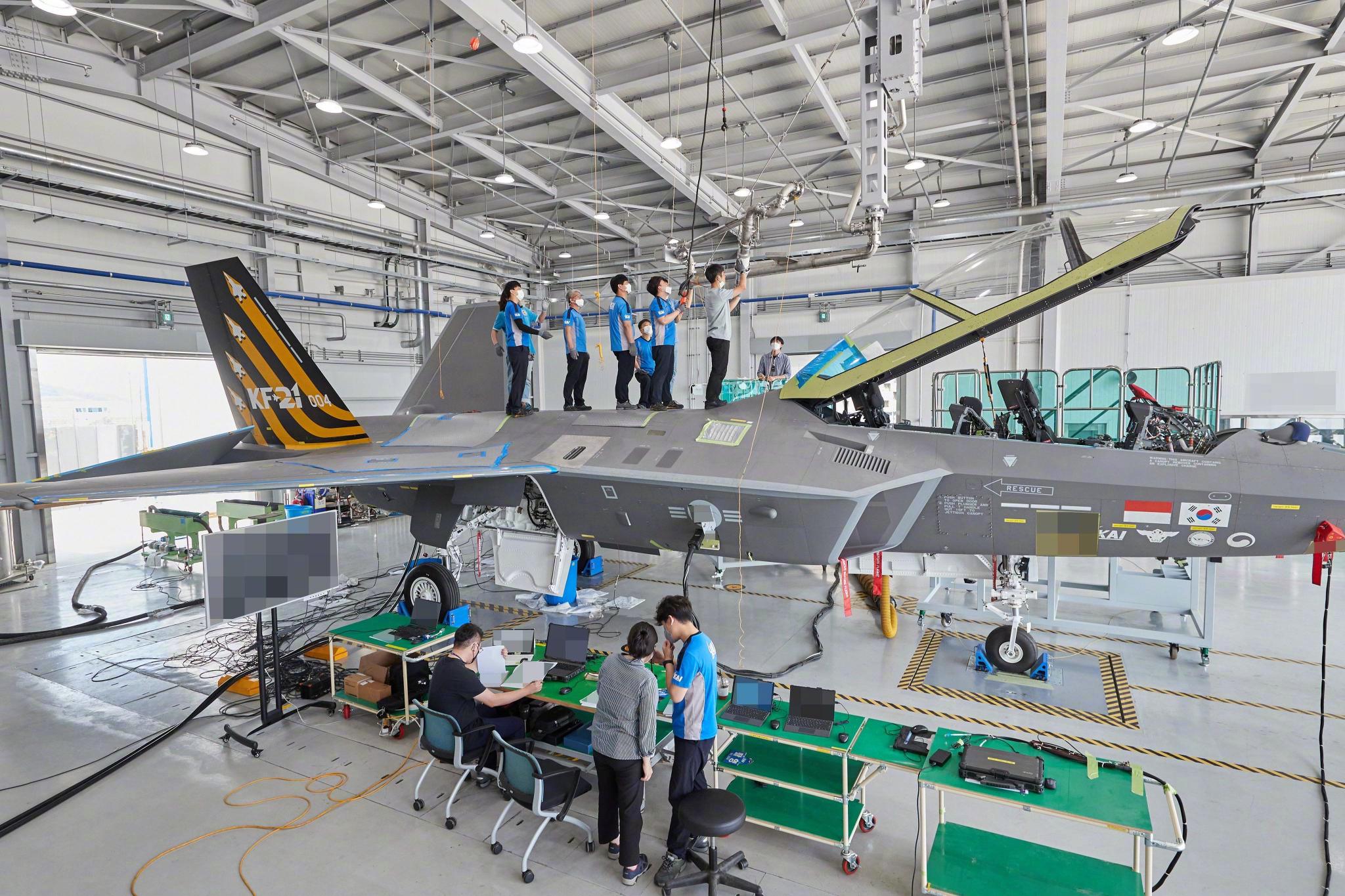 ROK 공군 - “첫 비행 앞둔 KF-21 전선 길이만 32㎞…세계 8번째 초음속 개발국 도전”, 복좌기 조립중