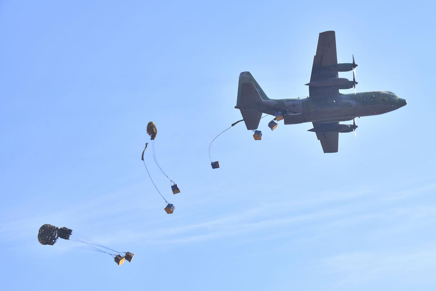 ROK 공군 - [사진 5장] C-130, CN-235 수송기 공정통제사 유도 받으며...대량화물 투하훈련 실시!