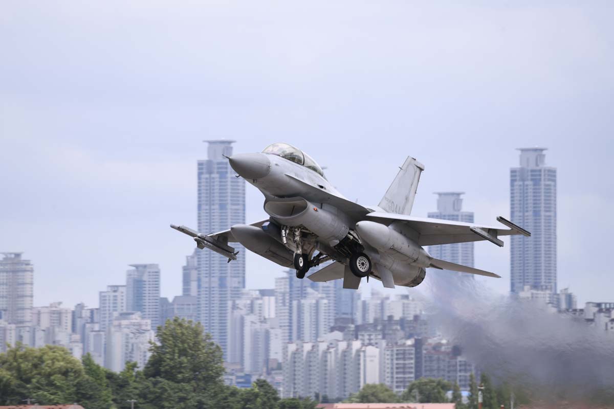 ROK 공군 - [사진 5장] 미 해병대 슈퍼호넷과 한국공군 KF-16, F-5 전투기 편대 출격…연합공중훈련