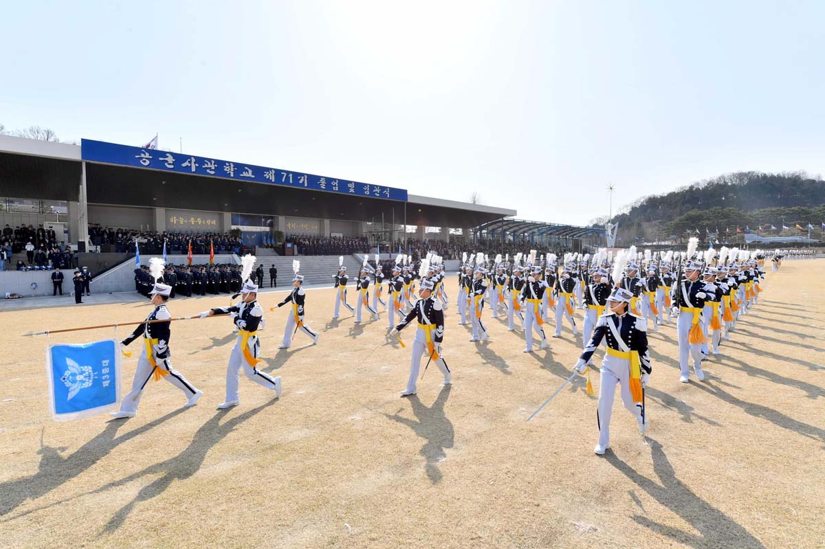 Rok 공군 [사진 8장] 공군사관학교 졸업 및 임관식 미 태평양공군 사령관도 메시지