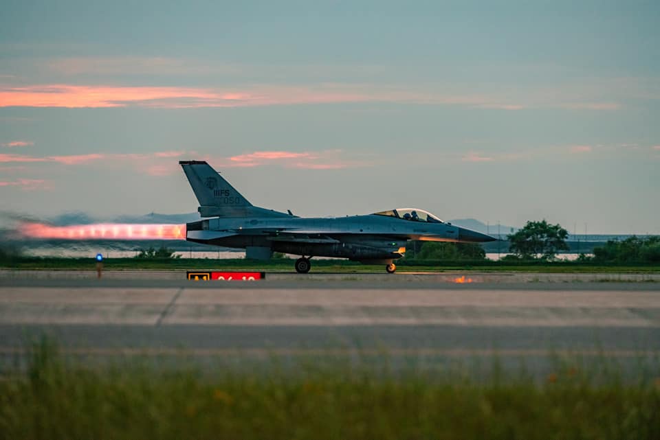 ROK 공군 - [사진] KF-16과 야간 비행, 노을 진 하늘을 가로지르는 전투기, 정말 멋진 풍경