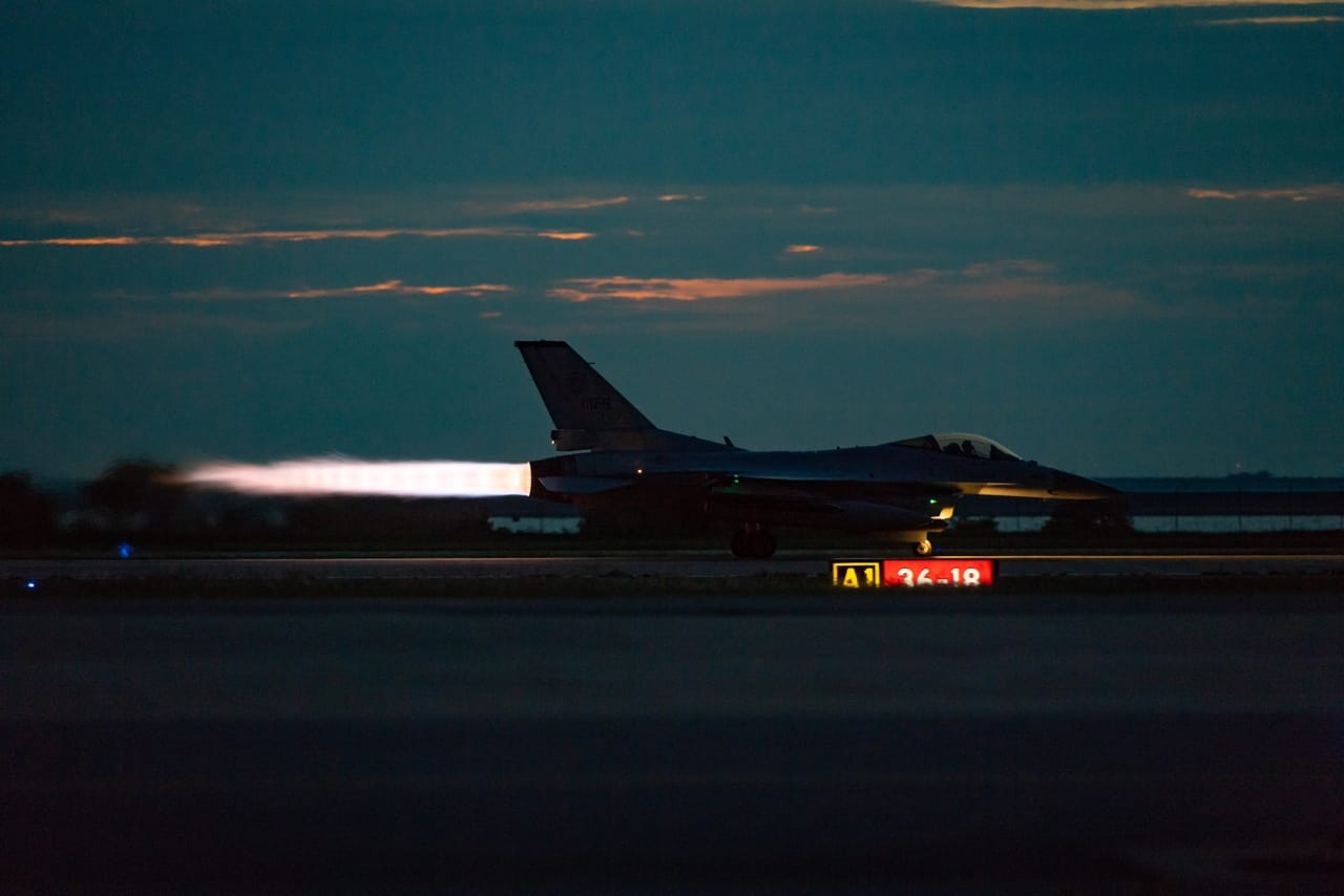 ROK 공군 - [사진] KF-16과 야간 비행, 노을 진 하늘을 가로지르는 전투기, 정말 멋진 풍경