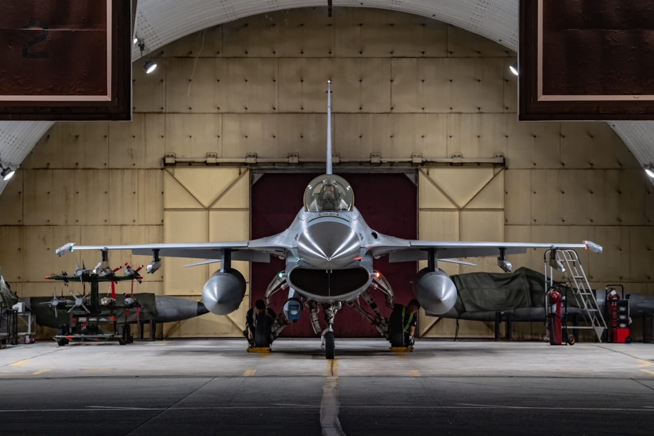 ROK 공군 - [사진] KF-16과 야간 비행, 노을 진 하늘을 가로지르는 전투기, 정말 멋진 풍경