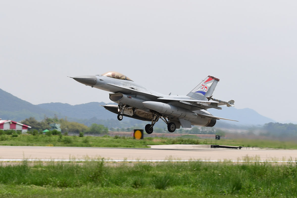 ROK 공군 - 한미 전투기, 한미동맹 70주년 기념 로고 부착...딘 헤스 美 공군대령 8주기