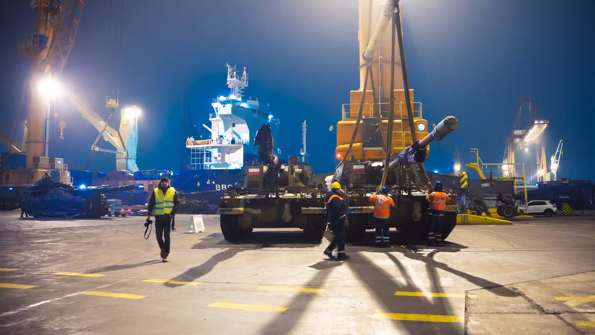 World 육군 - [사진] 로켓배송 K9 & K2, 폴란드 북부 그디니아 해군항 도착 하역후 인수식 기다려!