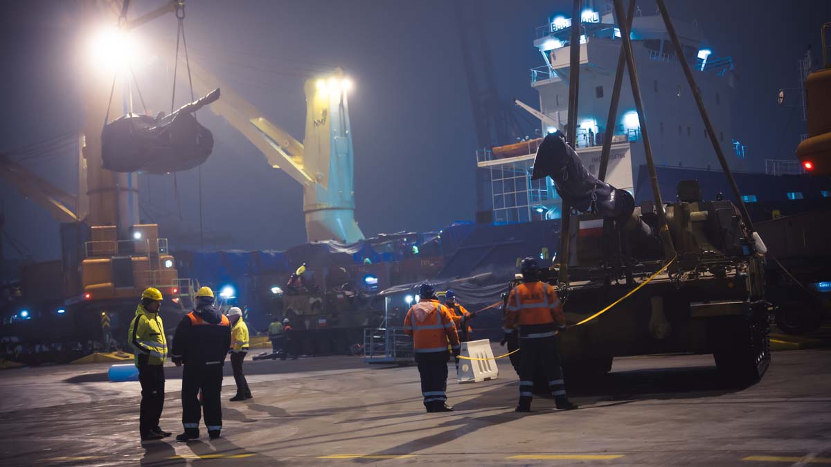 World 육군 - [사진 8장] 너무 빨랐다! K9자주포 & K2 흑표전차 폴란드 그디니아 해군항 도착 하역작업