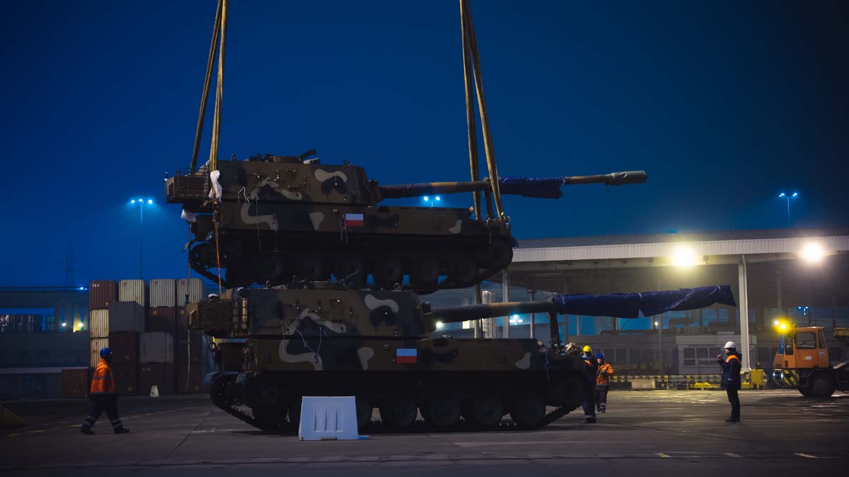 World 육군 - [사진 8장] 너무 빨랐다! K9자주포 & K2 흑표전차 폴란드 그디니아 해군항 도착 하역작업