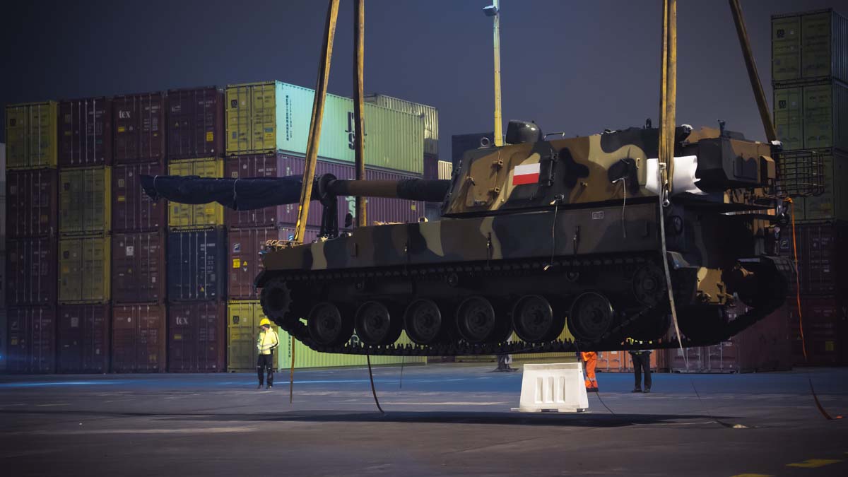 World 육군 - [사진 8장] 너무 빨랐다! K9자주포 & K2 흑표전차 폴란드 그디니아 해군항 도착 하역작업