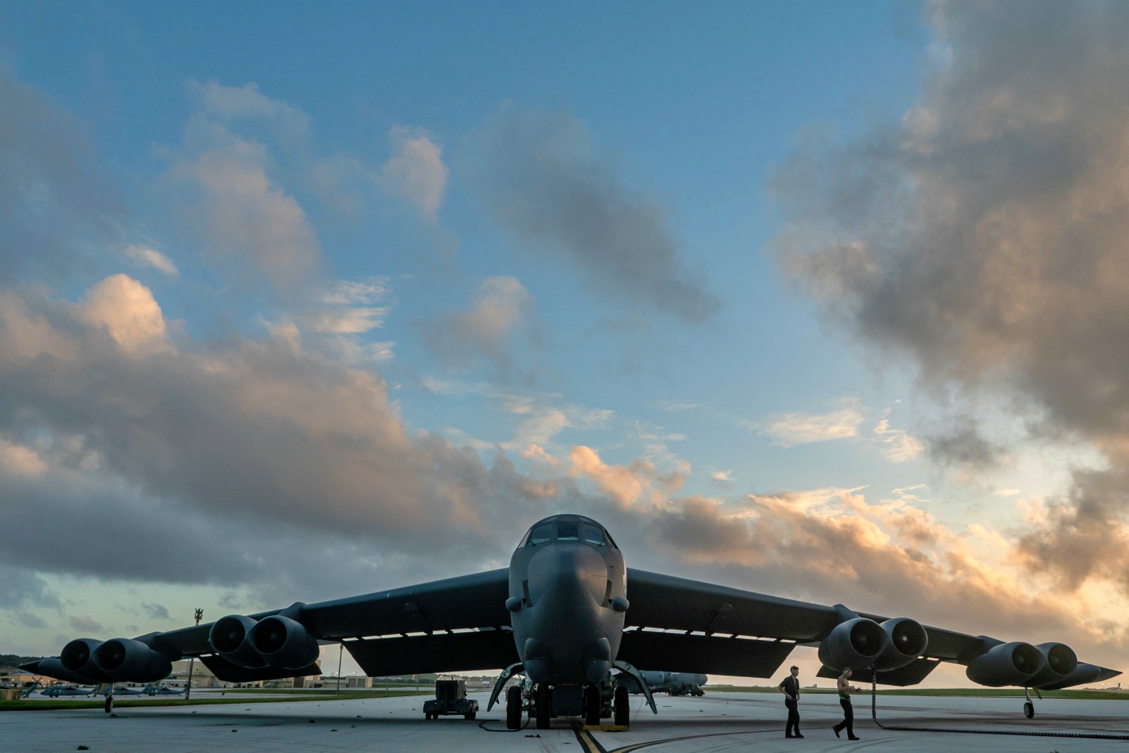 World 공군 - 한반도 진출후 괌 복귀 B-52 폭격기와 C-17 수송기