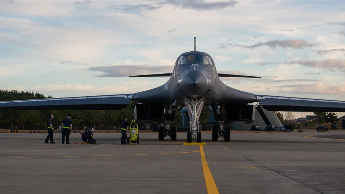 World 공군 - 北 미사일기지 핵심지휘부, 스텔스기와 전략폭격기 B-1B로 맹폭...한반도 재전개