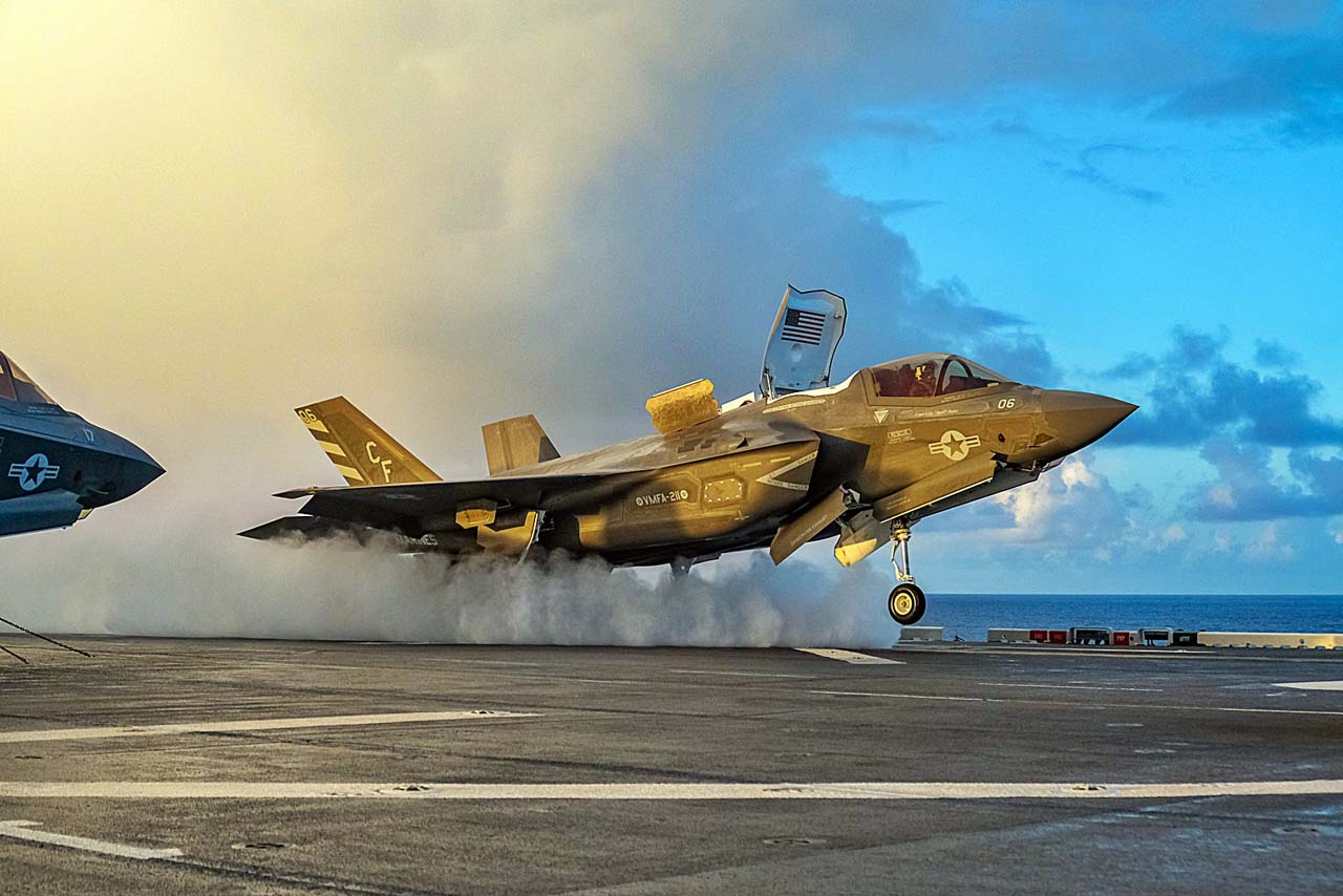 World 항공모함 - 필리핀해에서 영국항모 F-35B, 미 상륙함에서 재급유 무장 훈련