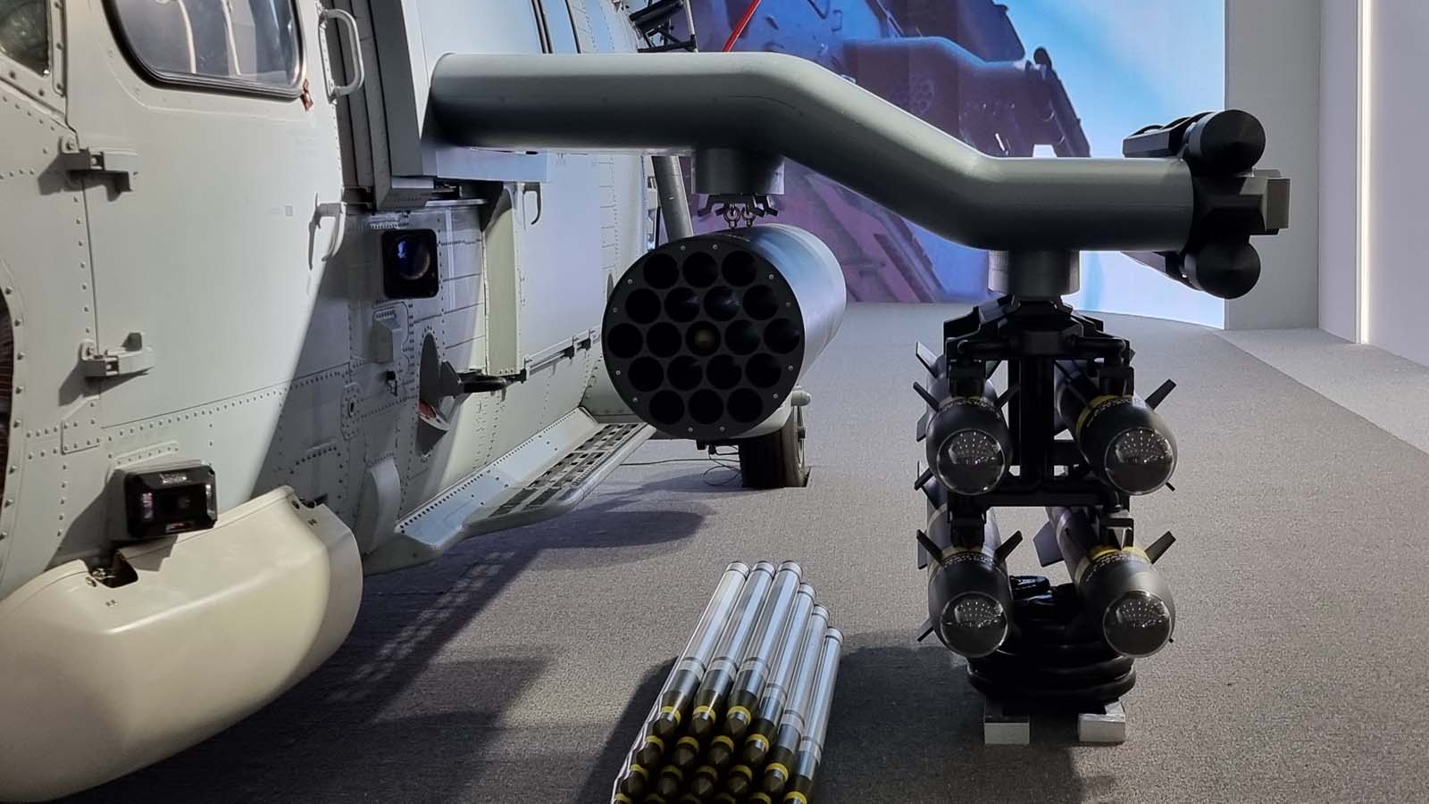 PHOTO - ADEX 21에 전시된 MUMT 포드 장착 마린온 무장형 공격헬기