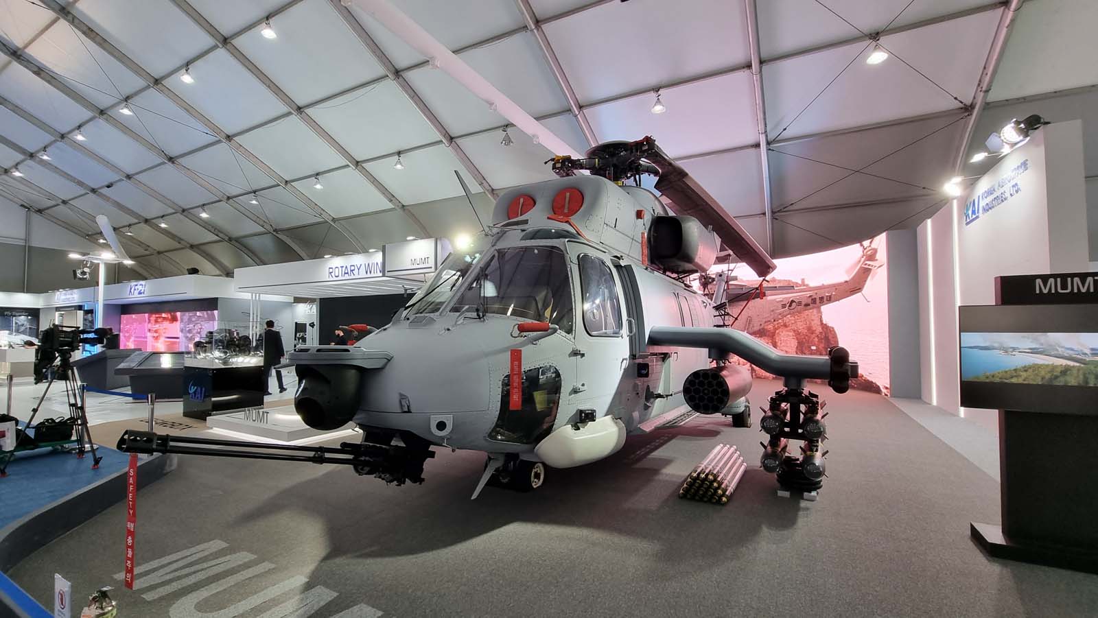 PHOTO - ADEX 21에 전시된 MUMT 포드 장착 마린온 무장형 공격헬기