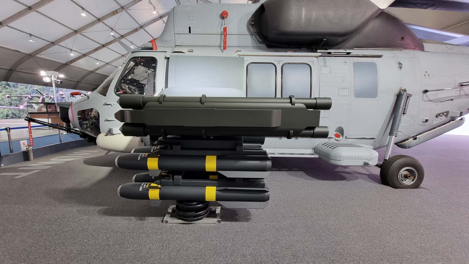 PHOTO - ADEX 21에 전시된 MUMT 포드 장착 마린온 무장형 공격헬기