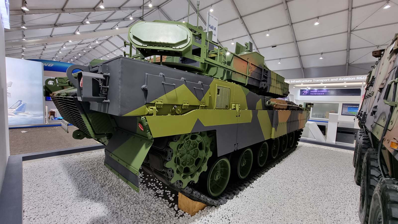 PHOTO - ADEX 21에 전시된 K2-NO 노르웨이 사양