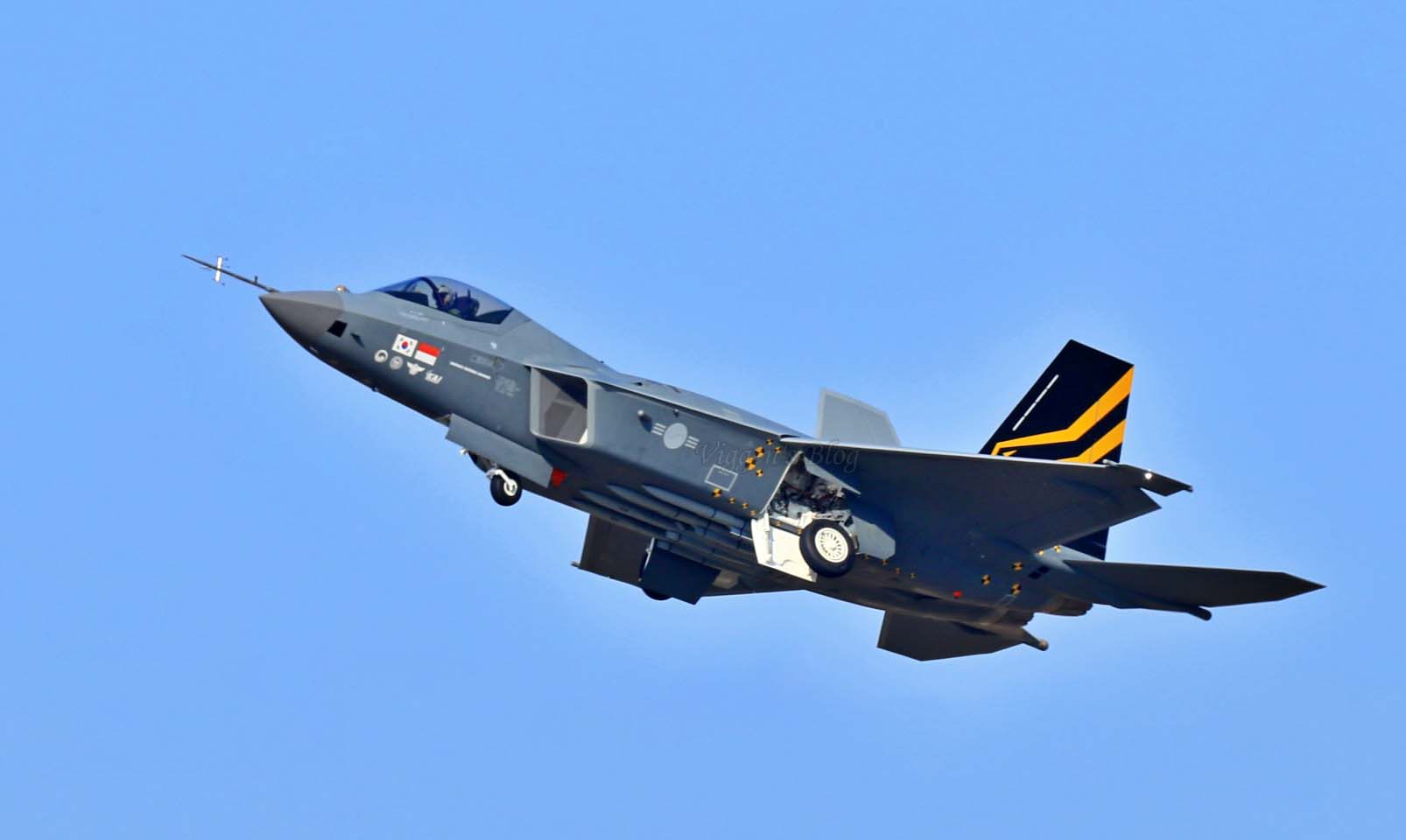 메인추출 - 002 넘버 선명, 국산 전투기 KF-21 보래매 시제2호기 차분하게 시험 비행 중!