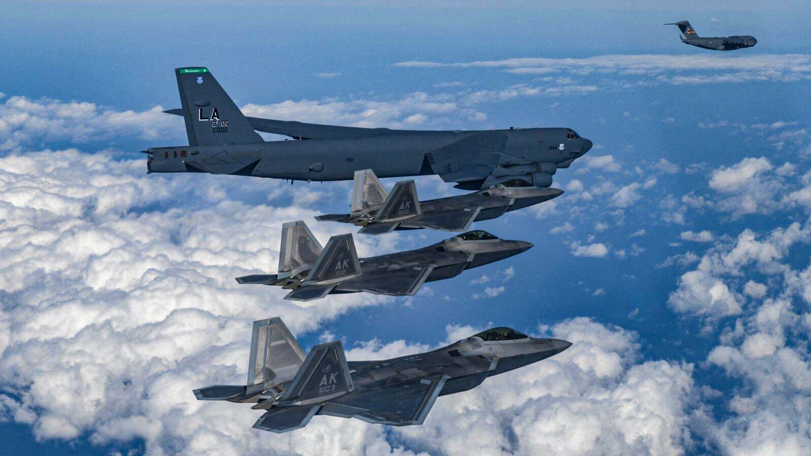 메인추출 - 미 F-22 4년 만에 한국 전개…B-52H 전폭기 한반도 전개, 한미 전투기 김정은에 강력 경고!