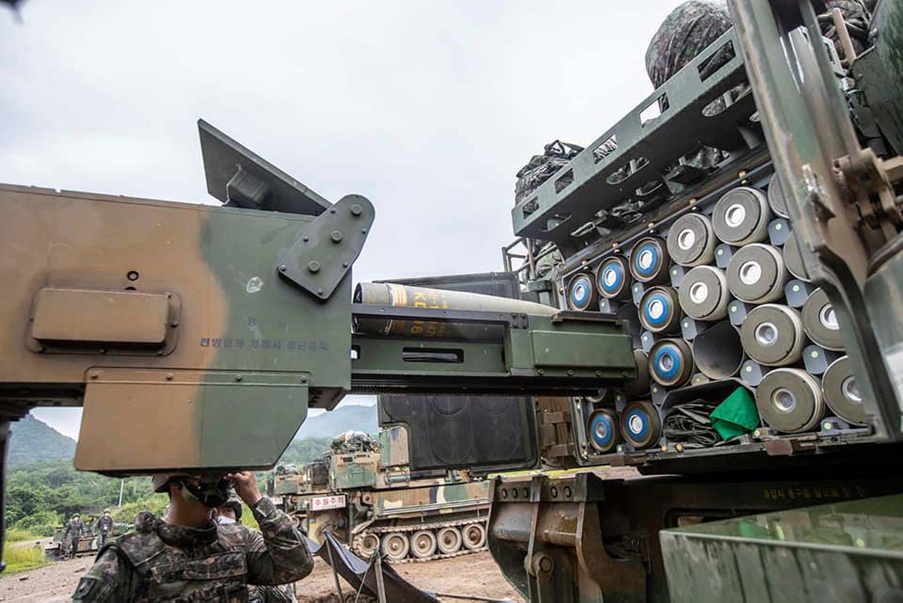 메인추출 - [사진 17장] K-9과 함께 포병부대의 양대 주력 화포인 K55A1 출동…비가 와도 화력대비태세는 멈추지 않는다!