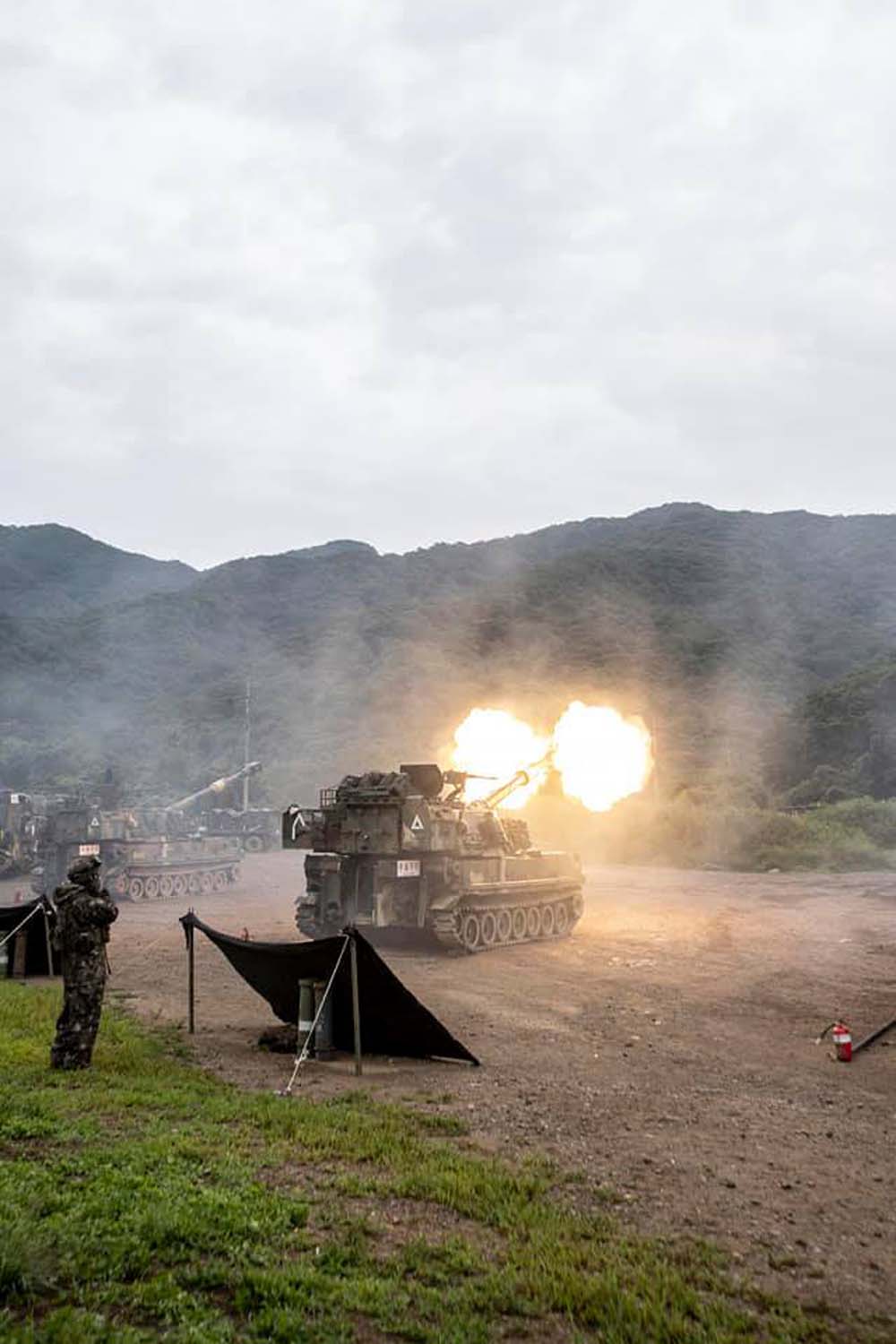 메인추출 - [사진 17장] K-9과 함께 포병부대의 양대 주력 화포인 K55A1 출동…비가 와도 화력대비태세는 멈추지 않는다!