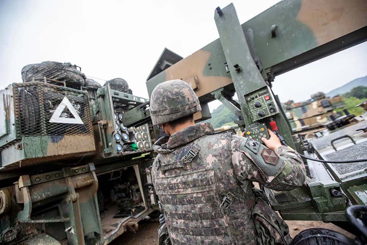 메인추출 - [사진 17장] K-9과 함께 포병부대의 양대 주력 화포인 K55A1 출동…비가 와도 화력대비태세는 멈추지 않는다!