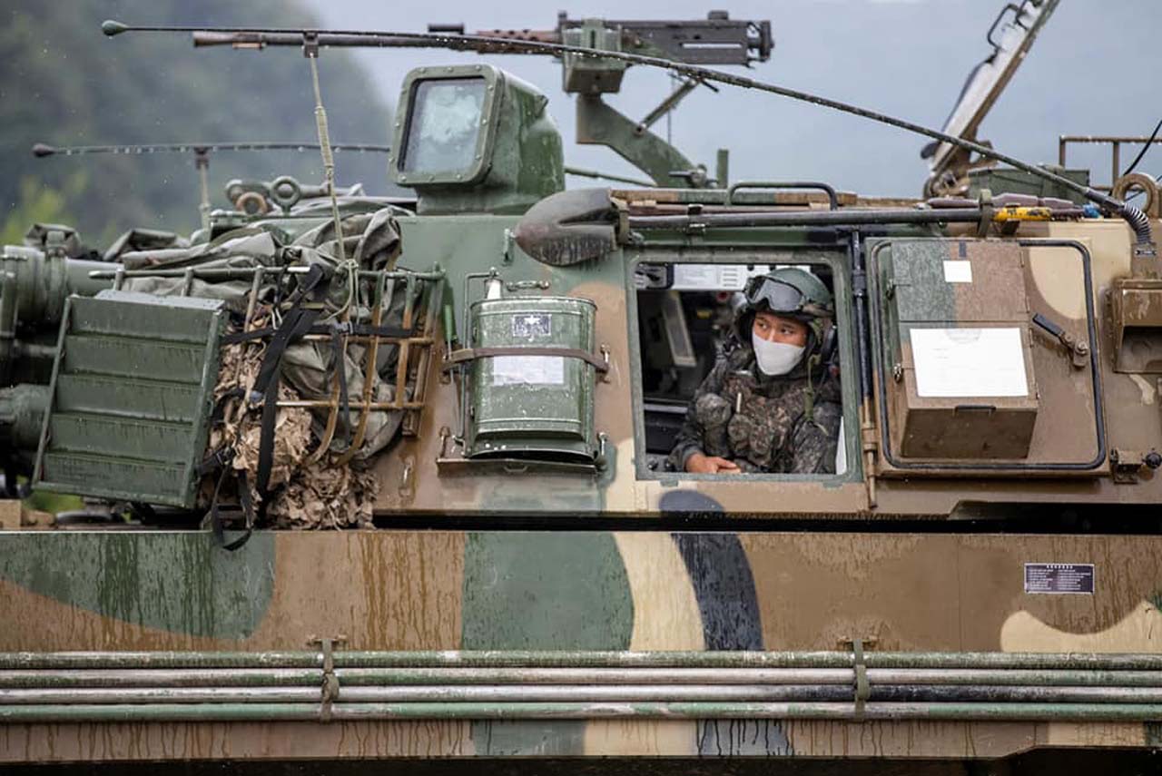 메인추출 - [사진 17장] K-9과 함께 포병부대의 양대 주력 화포인 K55A1 출동…비가 와도 화력대비태세는 멈추지 않는다!