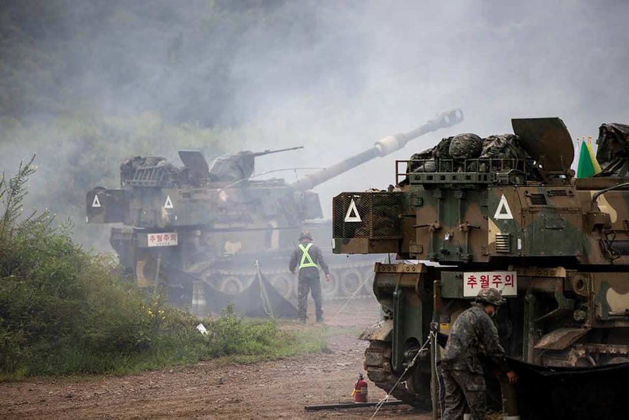 메인추출 - [사진 17장] K-9과 함께 포병부대의 양대 주력 화포인 K55A1 출동…비가 와도 화력대비태세는 멈추지 않는다!
