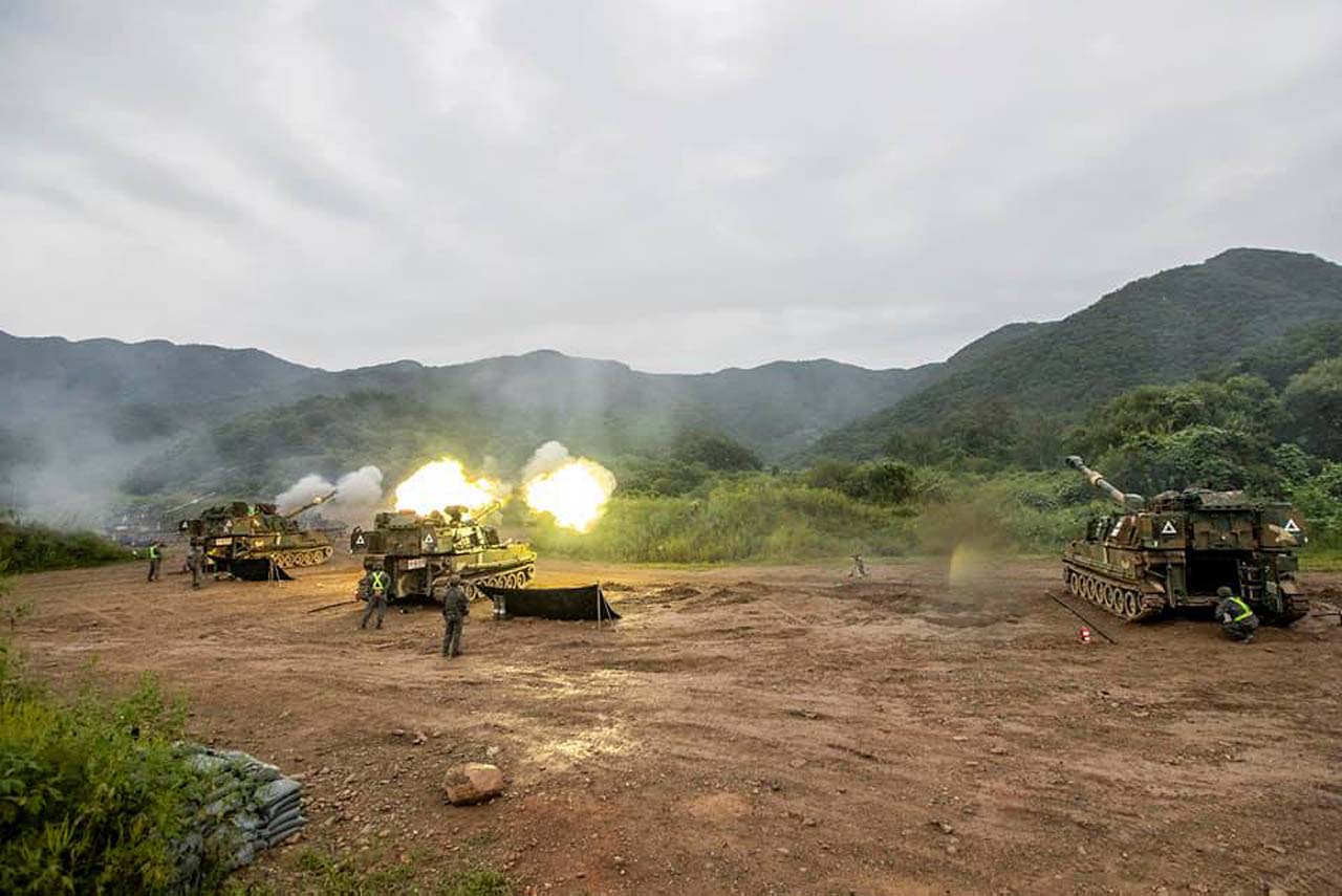 메인추출 - [사진 17장] K-9과 함께 포병부대의 양대 주력 화포인 K55A1 출동…비가 와도 화력대비태세는 멈추지 않는다!