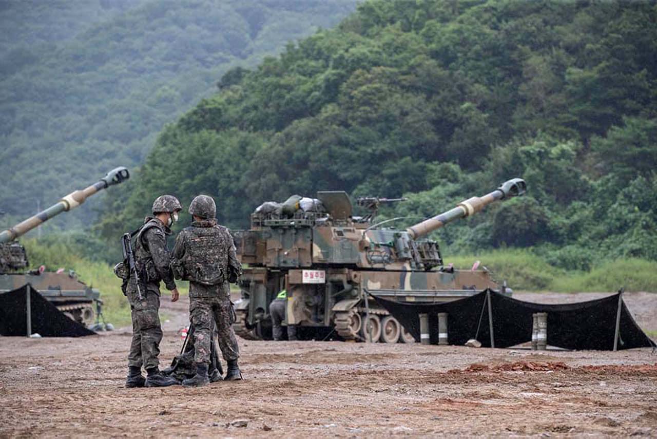 메인추출 - [사진 17장] K-9과 함께 포병부대의 양대 주력 화포인 K55A1 출동…비가 와도 화력대비태세는 멈추지 않는다!