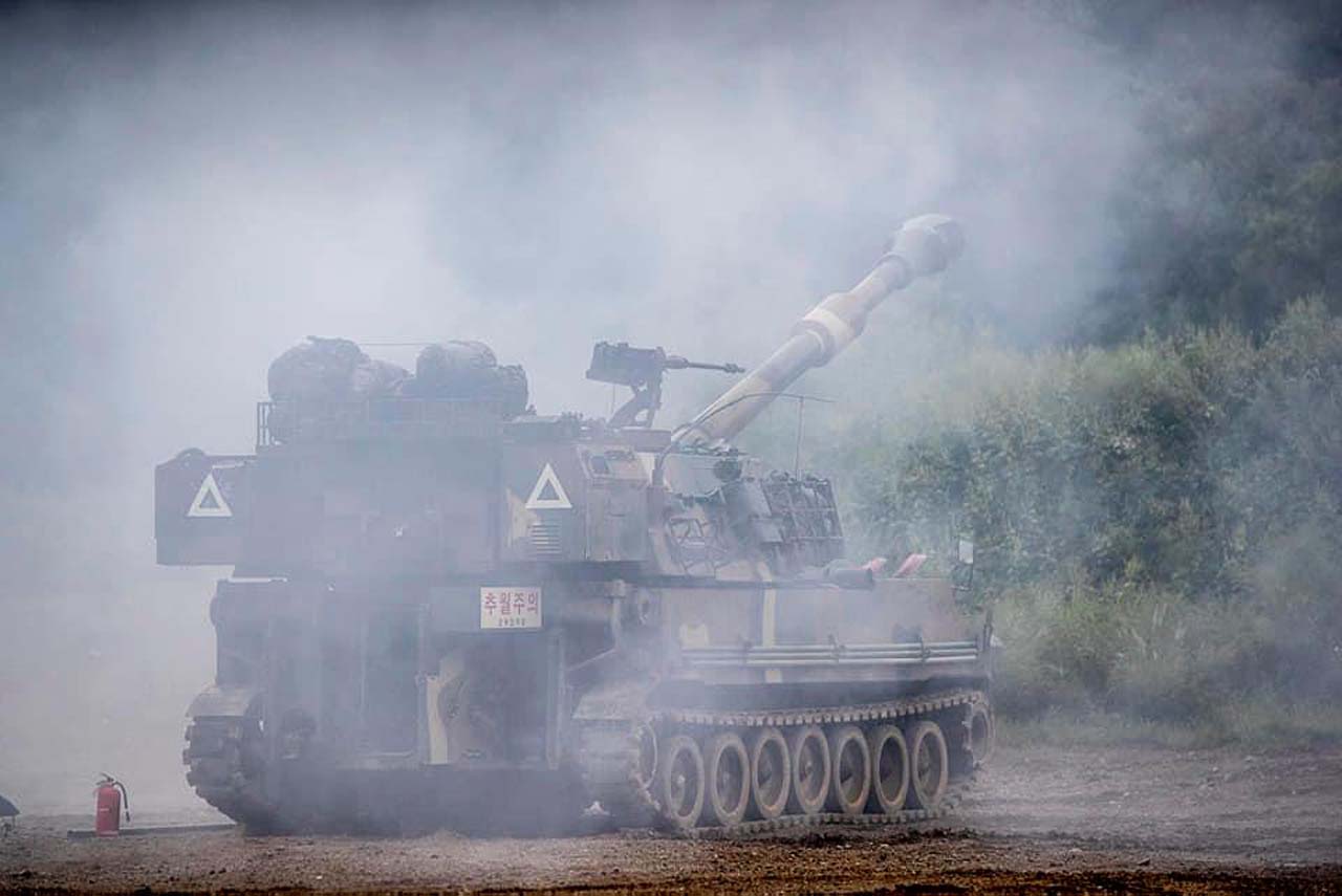 메인추출 - [사진 17장] K-9과 함께 포병부대의 양대 주력 화포인 K55A1 출동…비가 와도 화력대비태세는 멈추지 않는다!