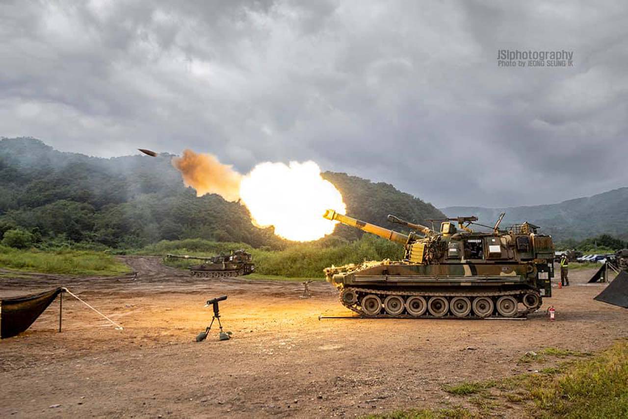 메인추출 - [사진 17장] K-9과 함께 포병부대의 양대 주력 화포인 K55A1 출동…비가 와도 화력대비태세는 멈추지 않는다!