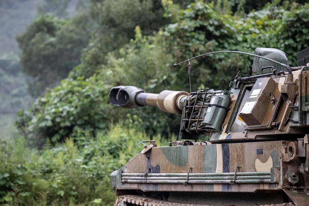 메인추출 - [사진 17장] K-9과 함께 포병부대의 양대 주력 화포인 K55A1 출동…비가 와도 화력대비태세는 멈추지 않는다!