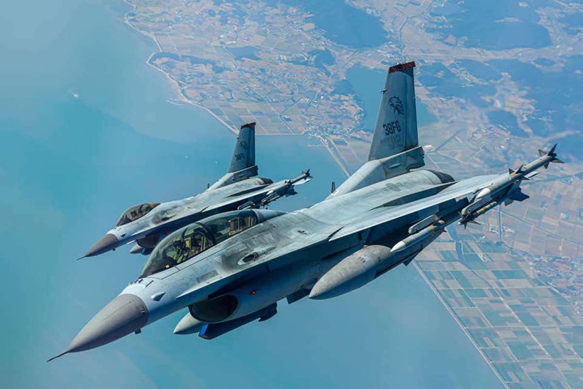 메인추출 - [사진] 공군, KF-16 2기가 보여주는 완벽한 호흡이 마치 영화 속 한 장면 같죠?