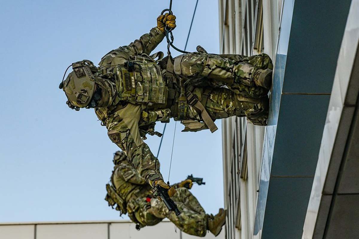 메인추출 - 조종사의 구세주, 공정통제사(CCT), 군 공항 및 항공기 대테러 전술개발훈련