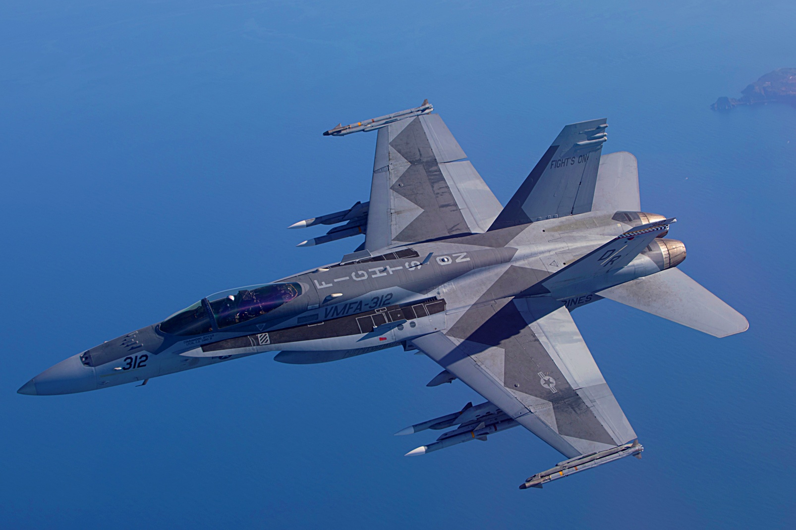 한미연합 - [포토뉴스] 미 해병대 F/A-18, '비질런트 스톰'에 앞서 동해에서 중무장 전투훈련...김정은 정권 지운다!